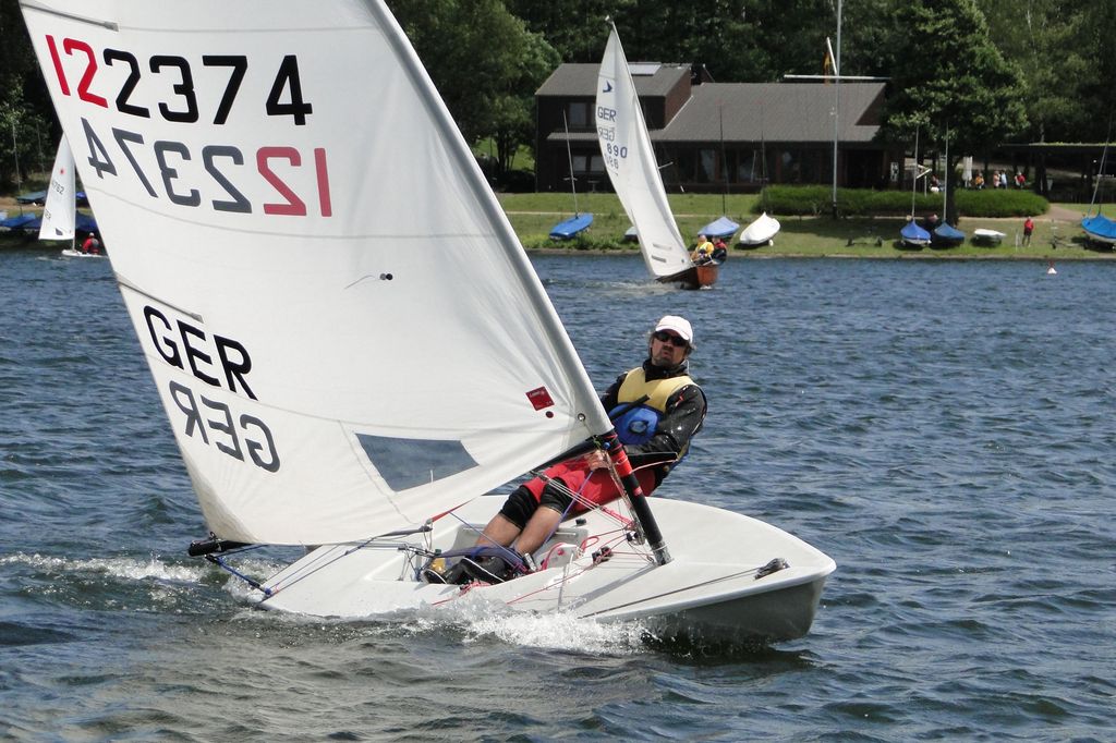 Kentern und Kämpfen: Laser und Schwertzugvogel Regatta – Segel-Club Ville